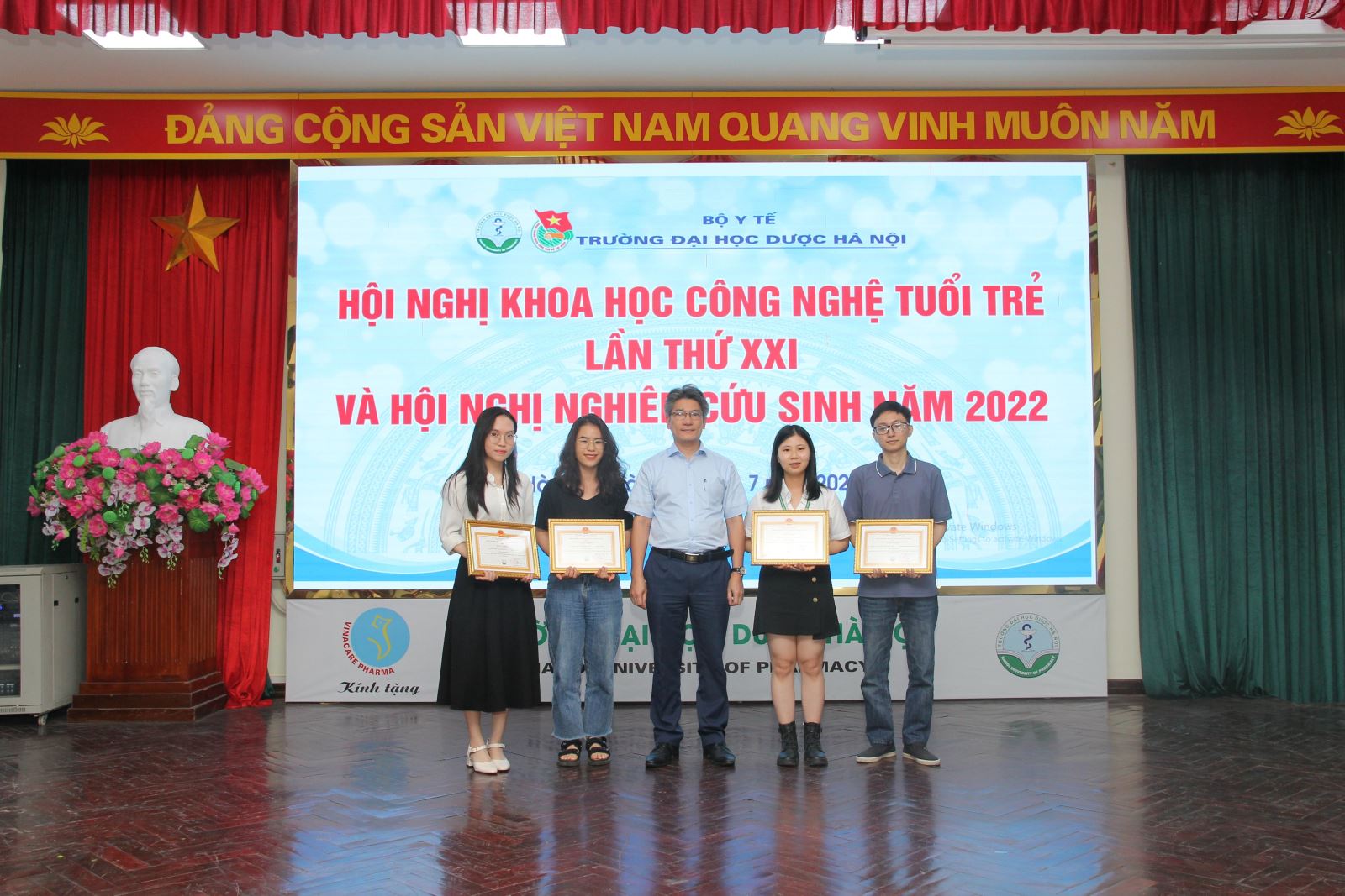 Sinh viên Khoa Bào chế và Công nghệ Dược phẩm tham gia Hội nghị Khoa học Công nghệ Tuổi trẻ ...